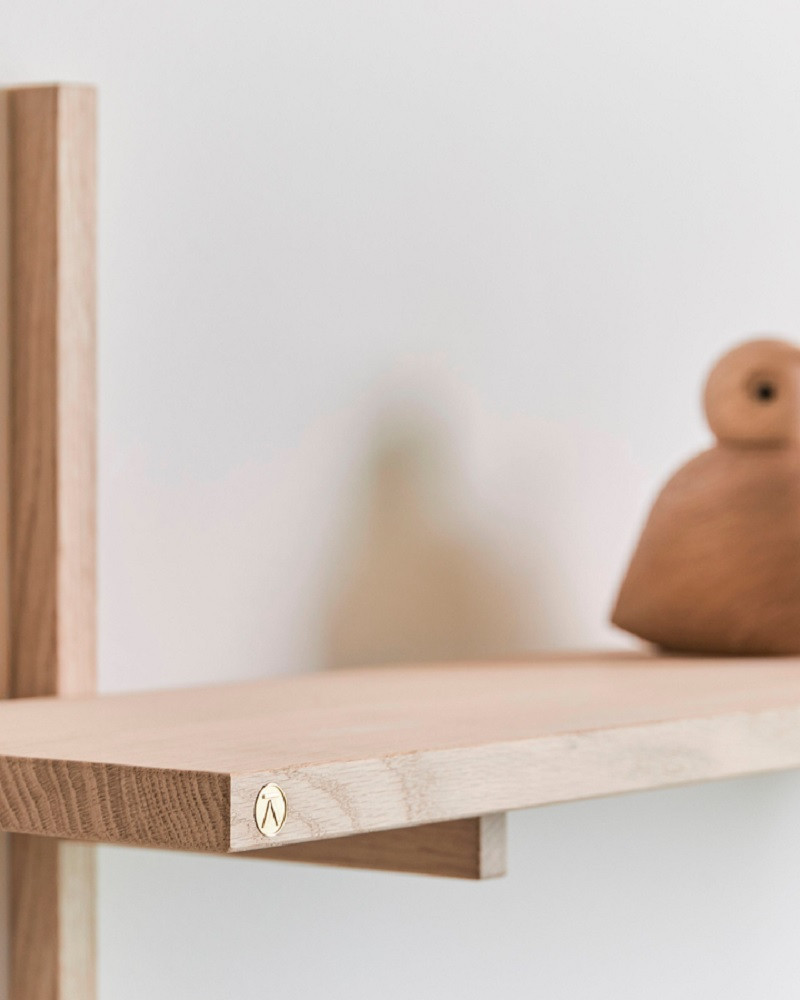 Andersen Furniture hylde med fine og elegante detaljer -Fri fragt