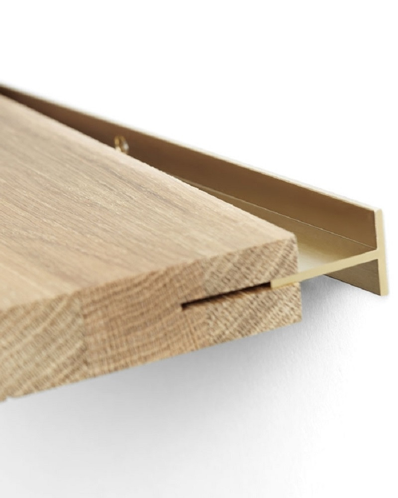 ChiCura hylde med metalkant - Praktisk og stilfuld egetræshylde